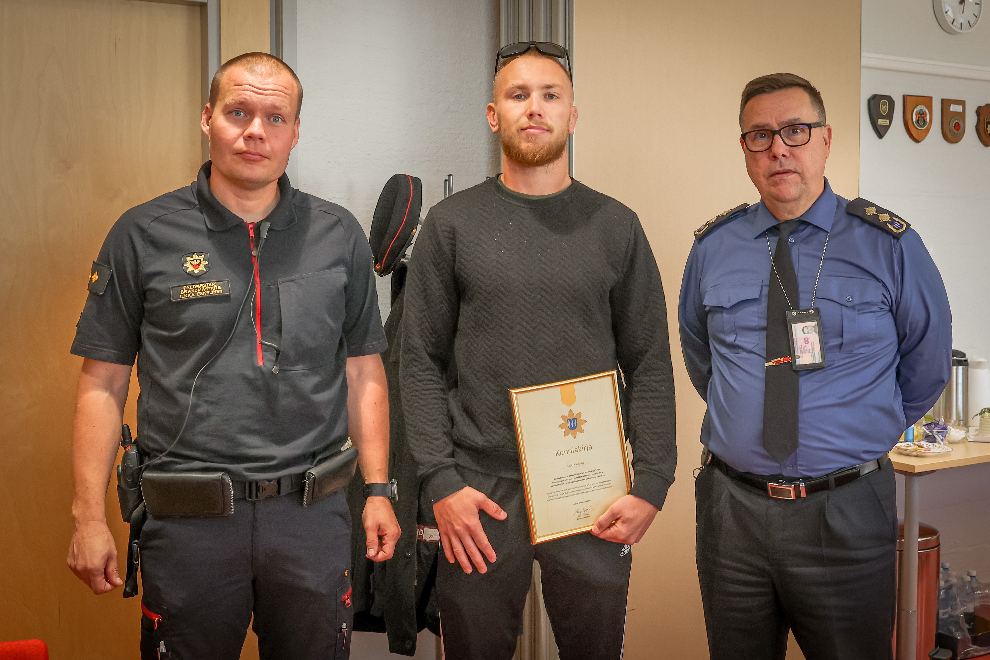 Kunniakirja Porvoonjoesta henkilön pelastaneelle järjestyksenvalvojalle